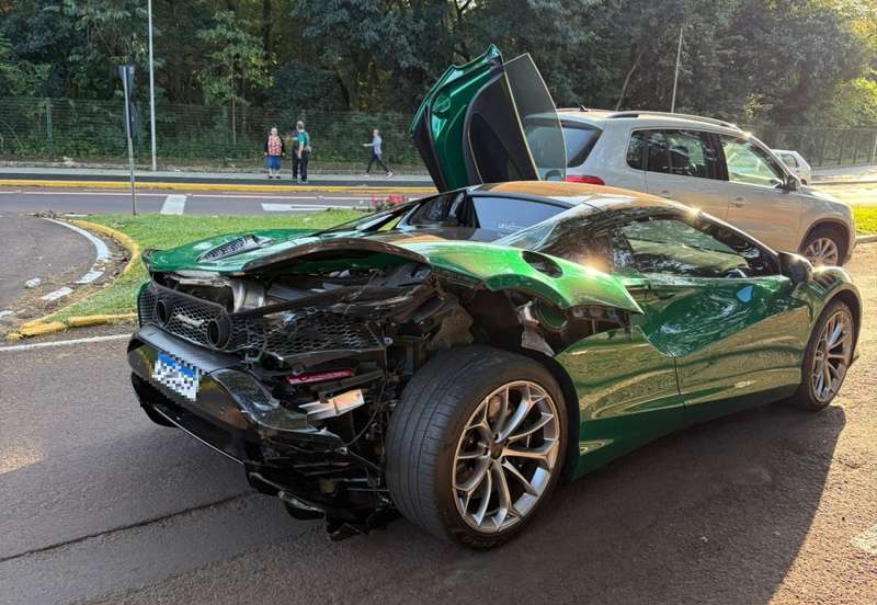 Corsa bate em McLaren de R$ 3 milhões no Paraná