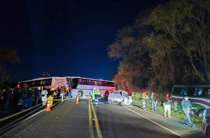 Batida entre ônibus e carro deixa dois mortos e 13 feridos na BR-277