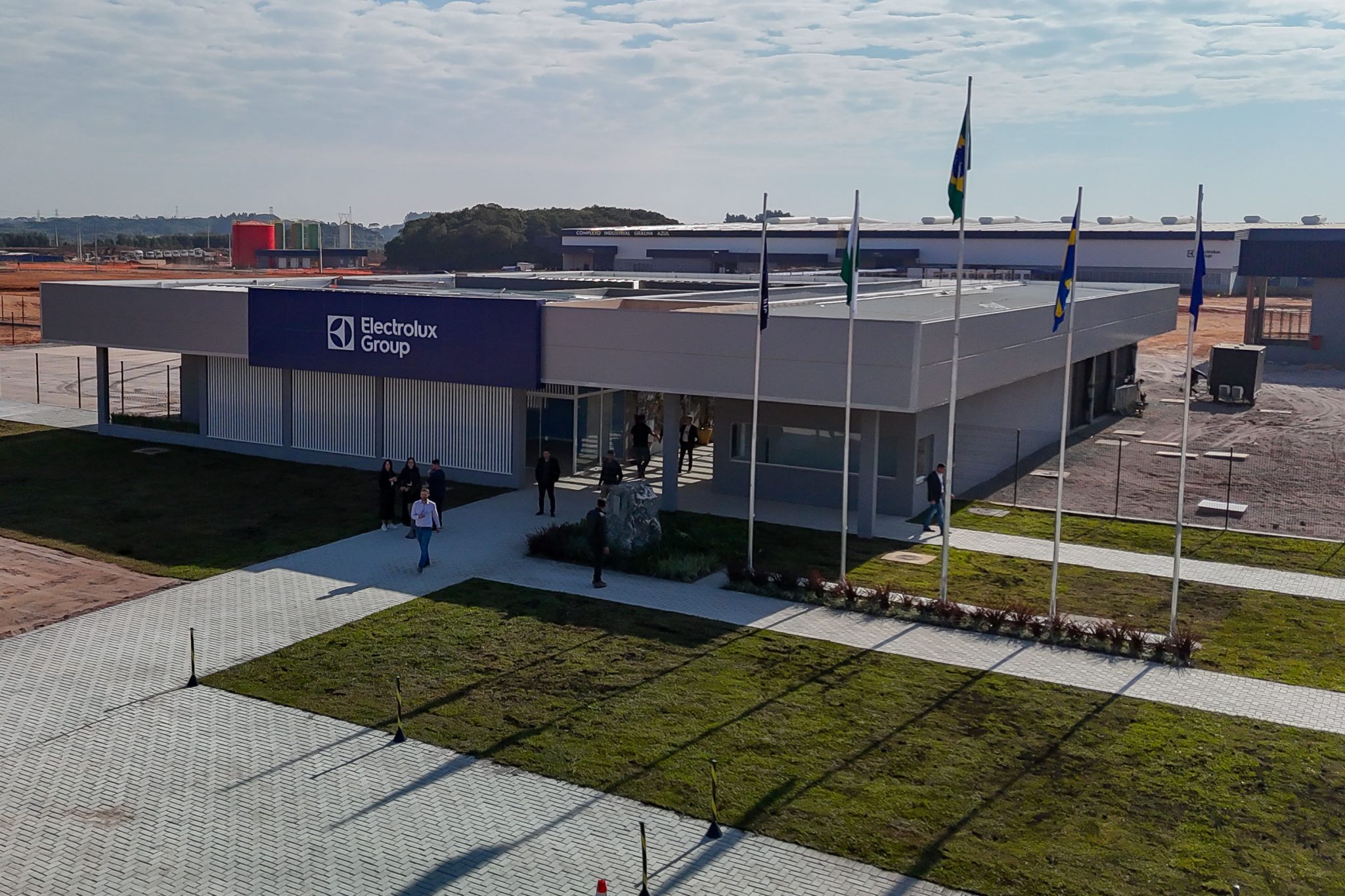 Electrolux inaugura mega fábrica em São José dos Pinhais